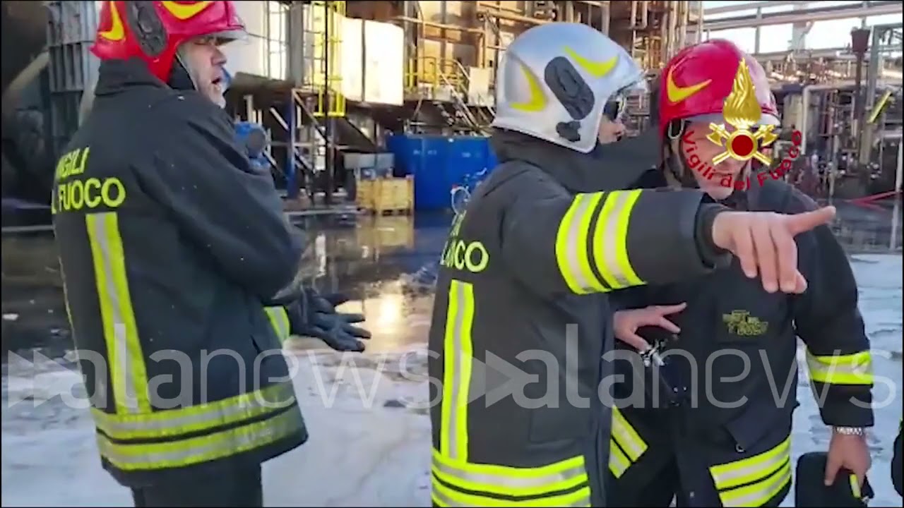 Dentro l'incendio alla raffineria Eni: i vigili del fuoco spengono le ...