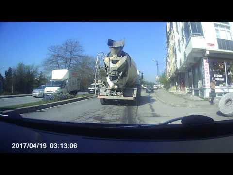 Kamyon tekeri az kalsin adami eziyordu