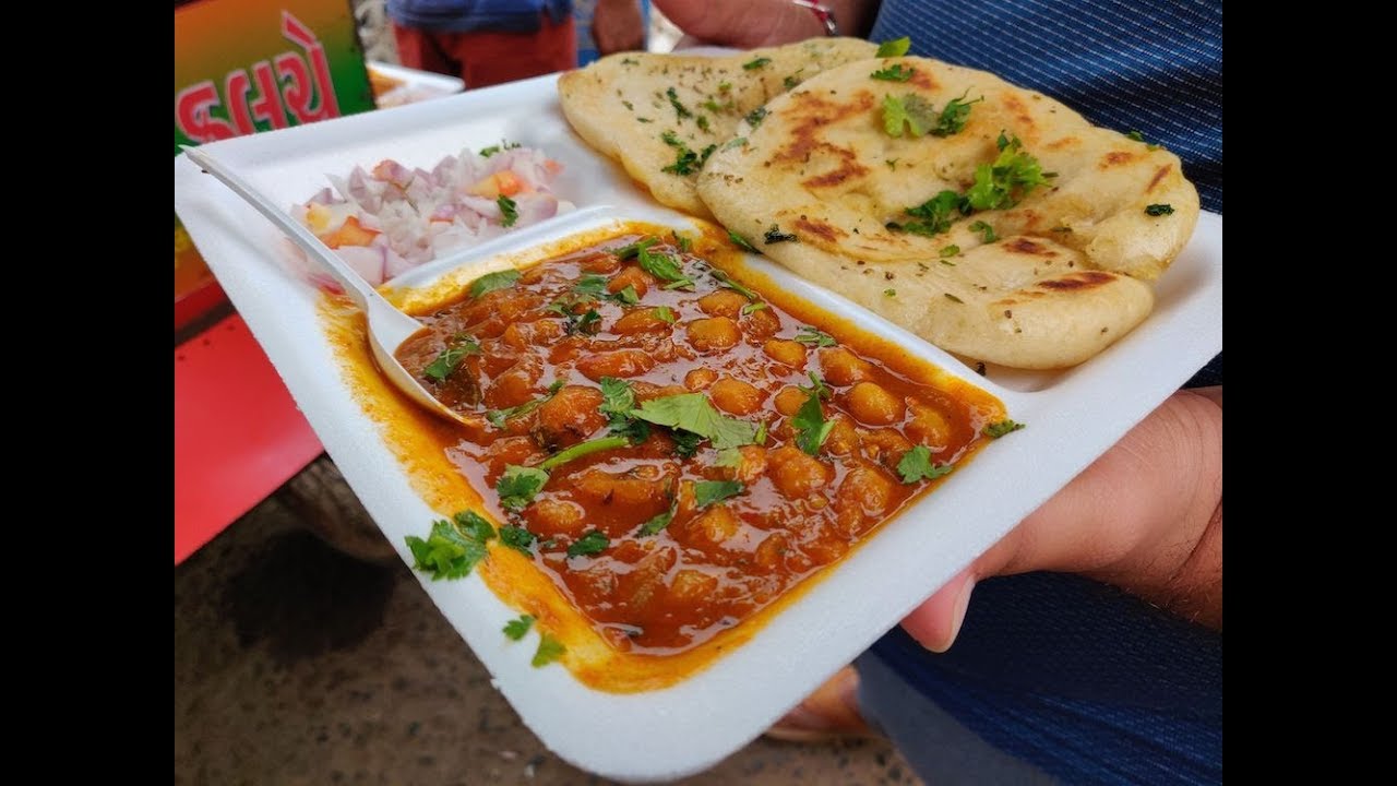 Yummy Roadside Chole Kulche for 30Rs | Bajrang Chole Kulche | Indian ...