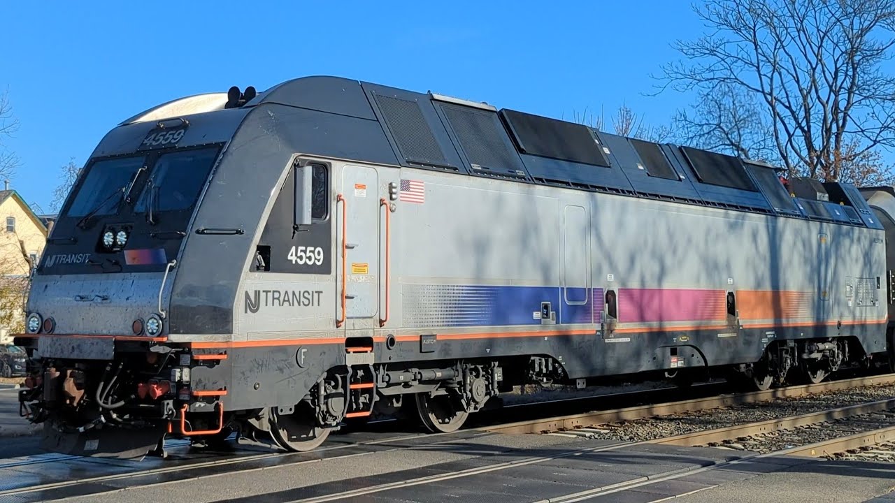 Railfanning NJ Transit in Bound Brook at Vosseller Ave Crossing 12-7-24 ...