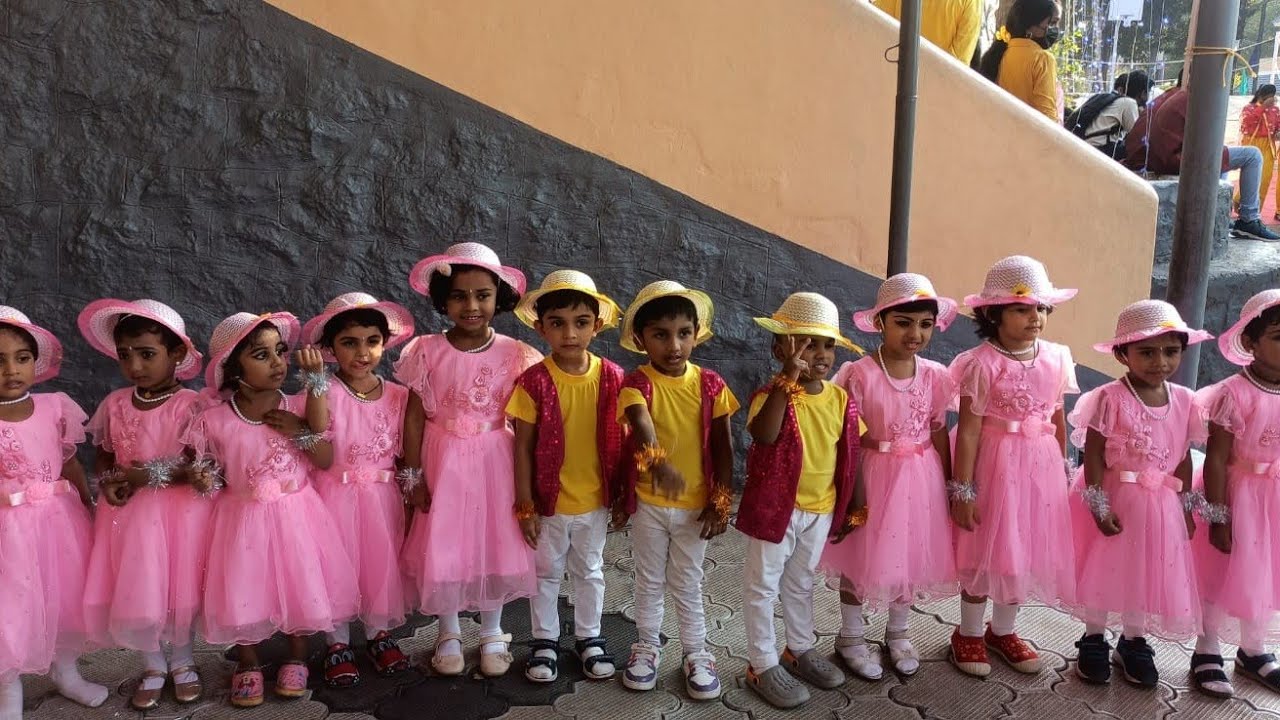 Pre kg students dance - YouTube