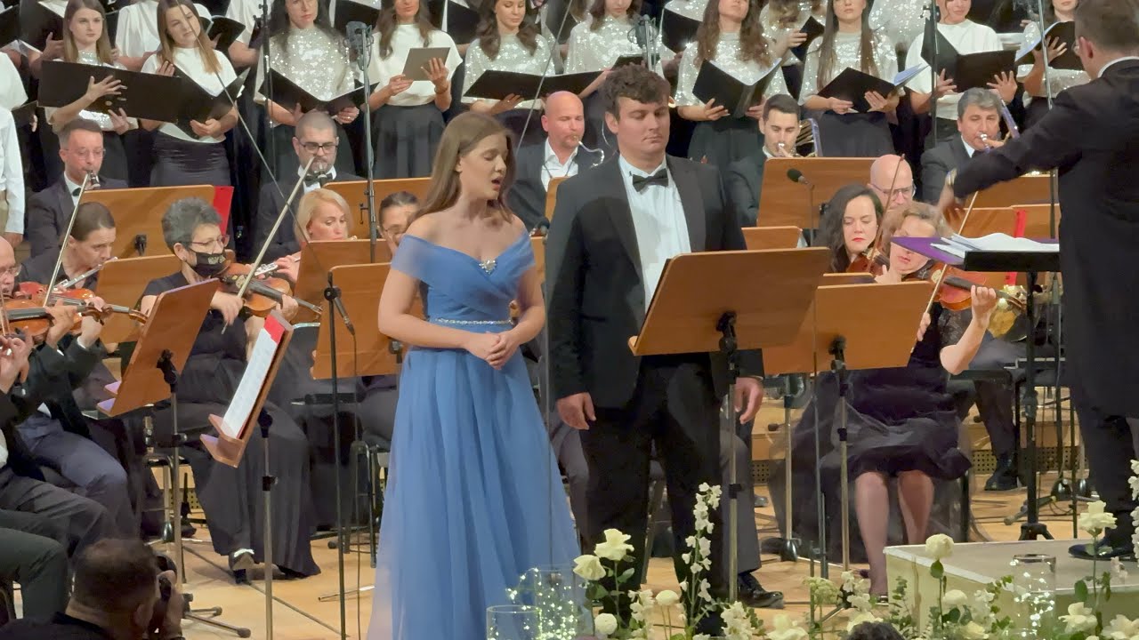 E Noapte Sfântă - Robert Bede, Diana Rad - YouTube