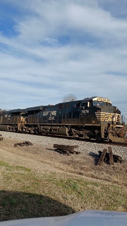 Extremely LOUD High Pitch Horn "Rollin thru X-ing" Norfolk Southern #7676 - #283 @rider22 - YouTube