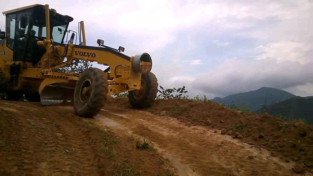 Volvo G930 Greyder İle Ucurum Kenarında Yol Acmaya Calışıyor - YouTube