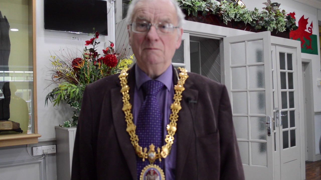 Maer Caerfyrddin Wyn Thomas - YouTube