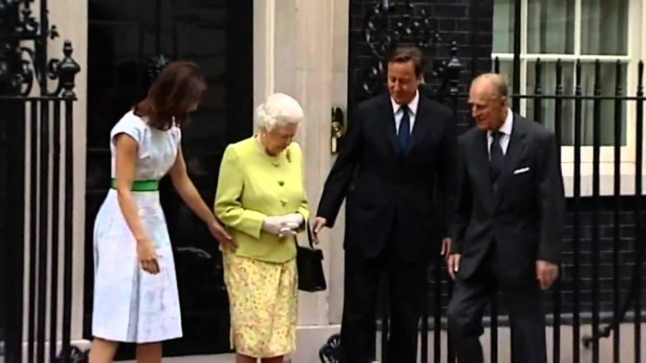 Queen's rare Downing Street appearance - YouTube