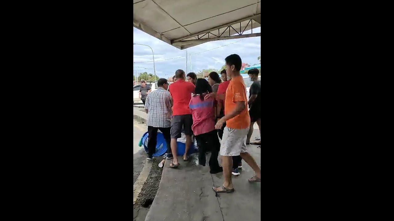 BERGADUH DI TERMINAL BAS PUJUT MIRI - YouTube