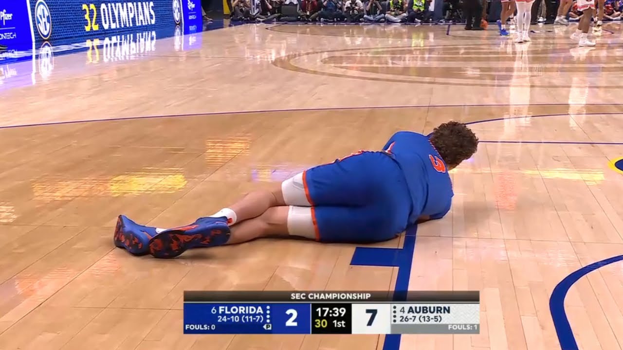 Florida Player Breaks Leg in Freak Injury - YouTube