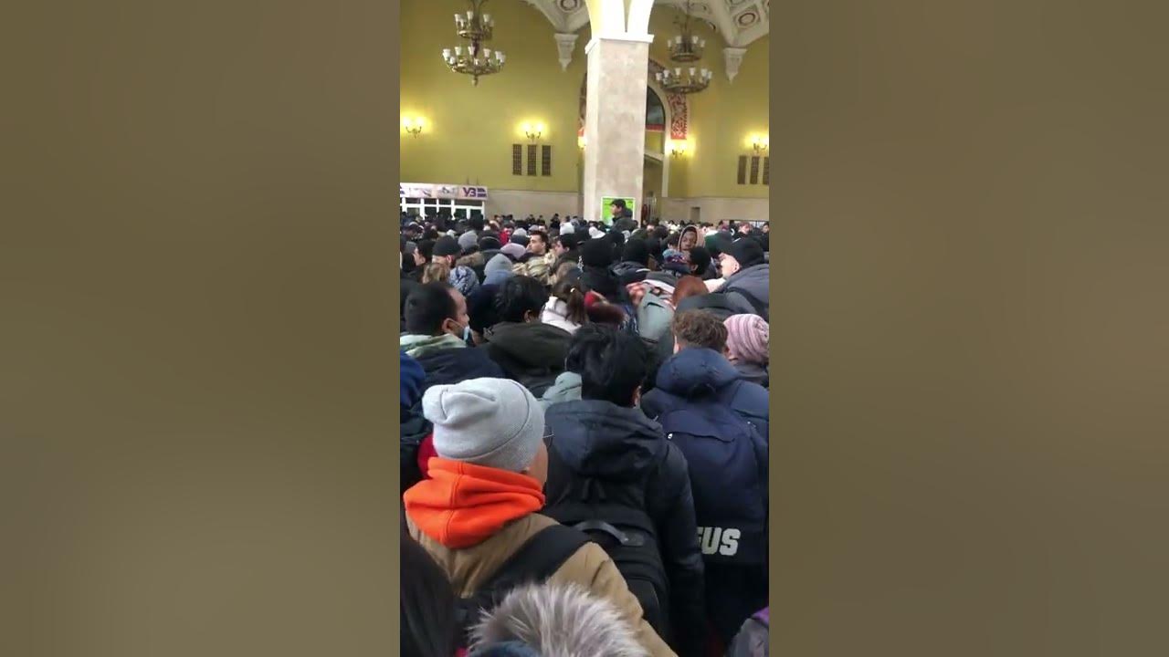 Kharkivs Residents Try To Get On The Evacuation Train давка на