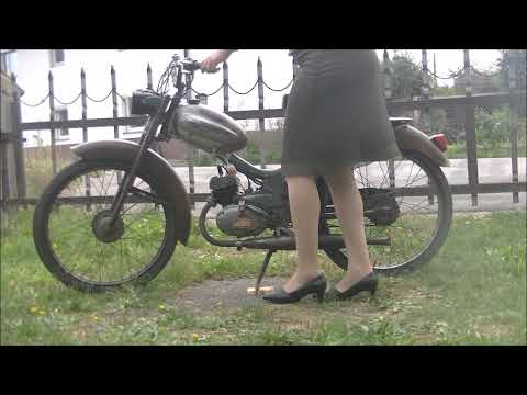 Junge Frau startet Garelli Oldtimer Moped