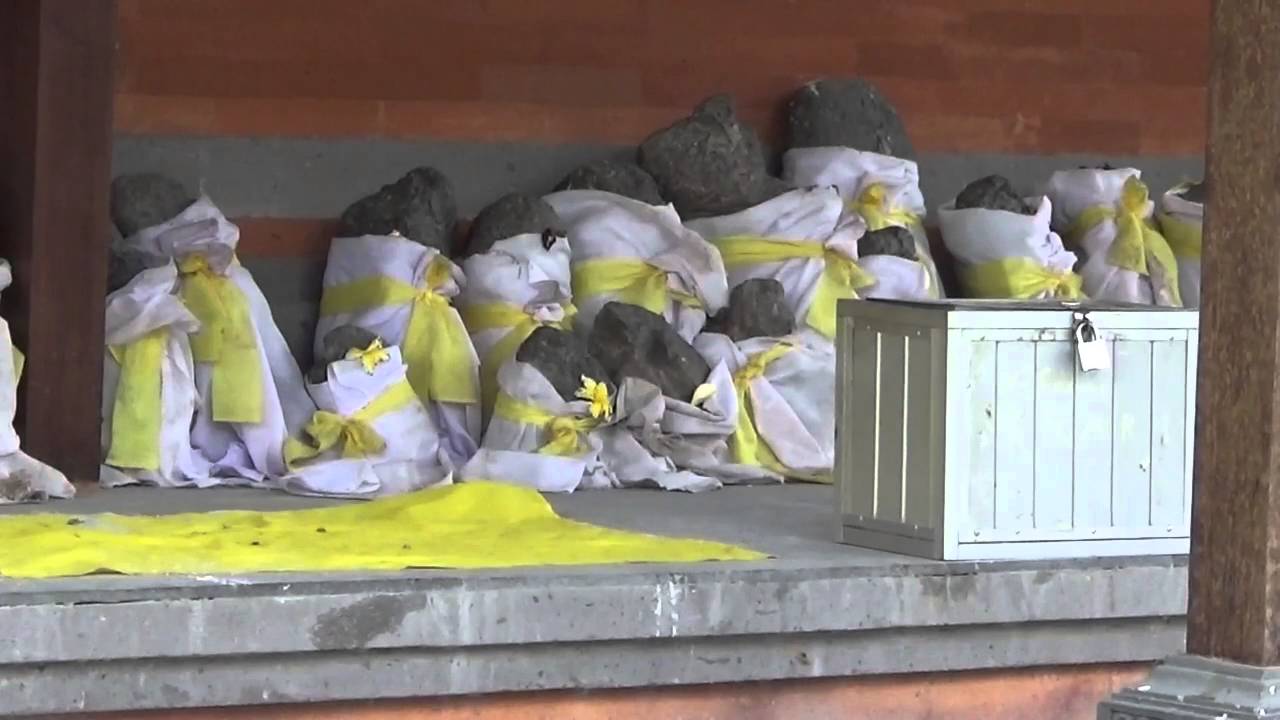 Pura Lingsar Temple: Lombok Island, Indonesia - YouTube