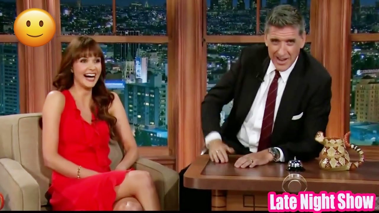 Valerie Azlynn -Boss Craig Ferguson Awkward Pose or Awkward Pause / Late Night Show - YouTube