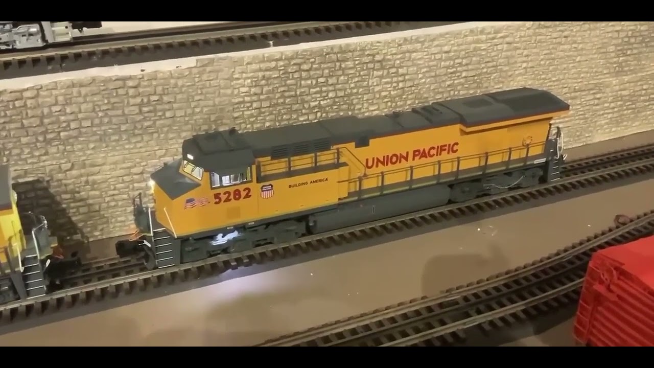 Lionel Legacy ES44 Engine sound comparison. Older vs Newer - YouTube