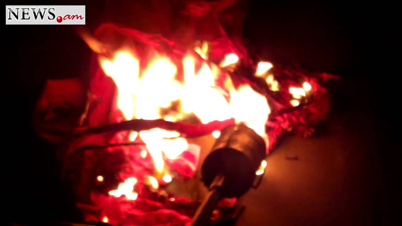 Turkish flag burnt in Yerevan - YouTube