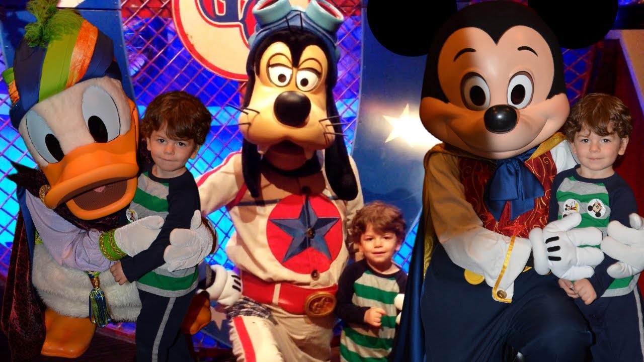 Meeting Talking Mickey Mouse doing the Hot Dog Dance Circus Goofy ...