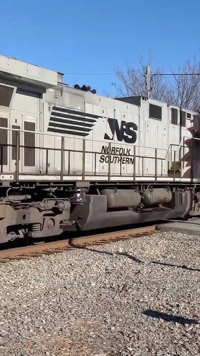 NS 51E with 4002 #norfolksouthern #railfan #trending #shorts #train - YouTube
