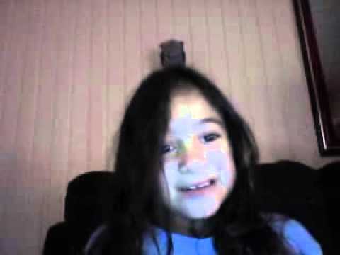 Menina de 7 anos se assistindo na web cam