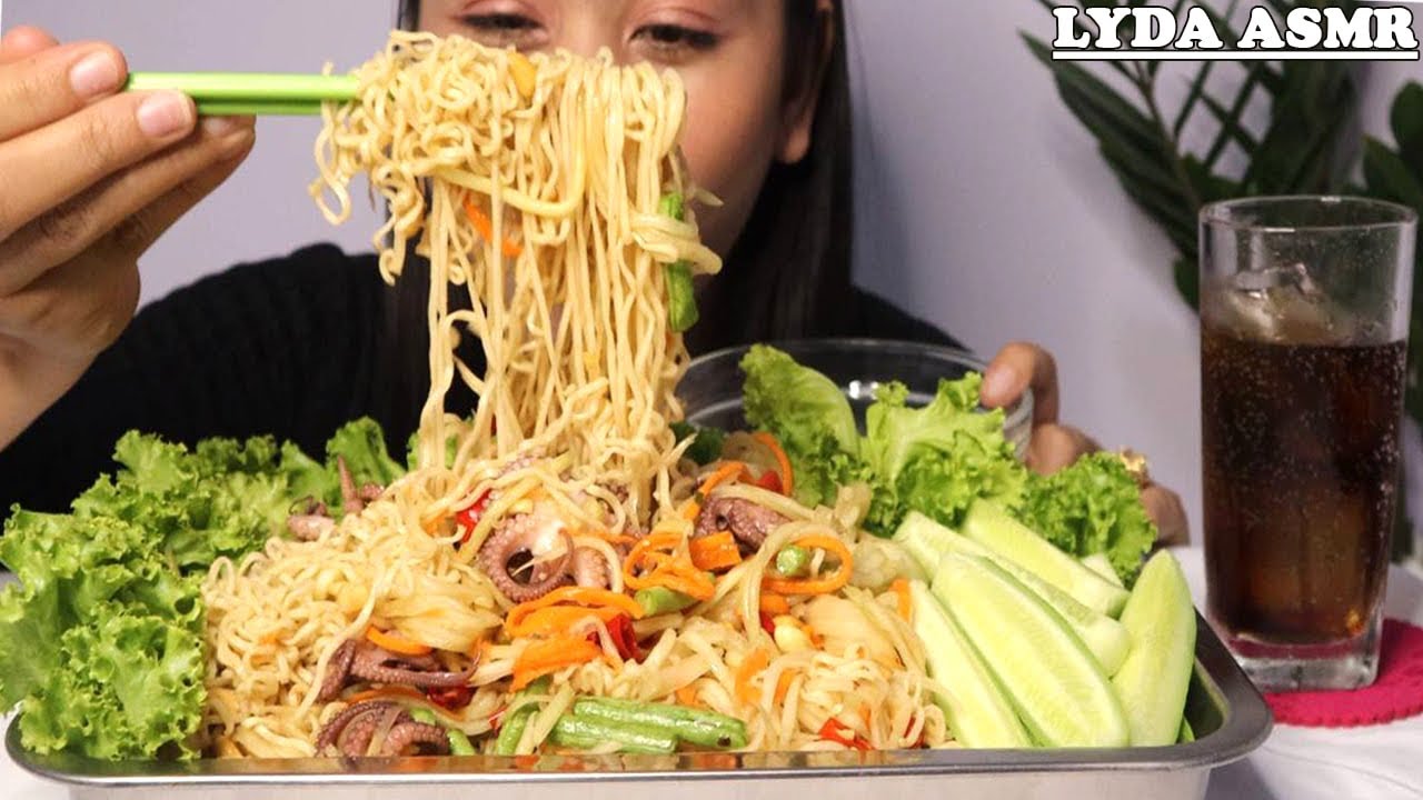 ASMR MUKBANG | Steamed Spider Squid with Spicy Noodle Papaya Salad | Lyda’s kitchen - YouTube