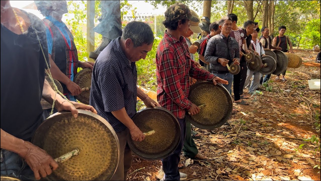 Jrai gong festival - lễ hội cồng chiêng jrai - pơthi tổng c̆ing jrai ...