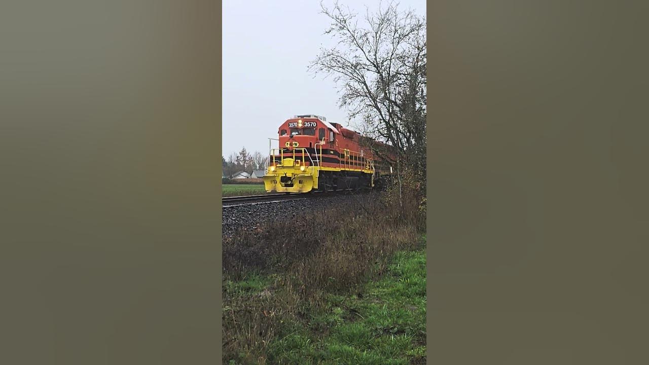 PNWR 3570 leads the patch through corvallis oregon on a cold and rainy day - YouTube