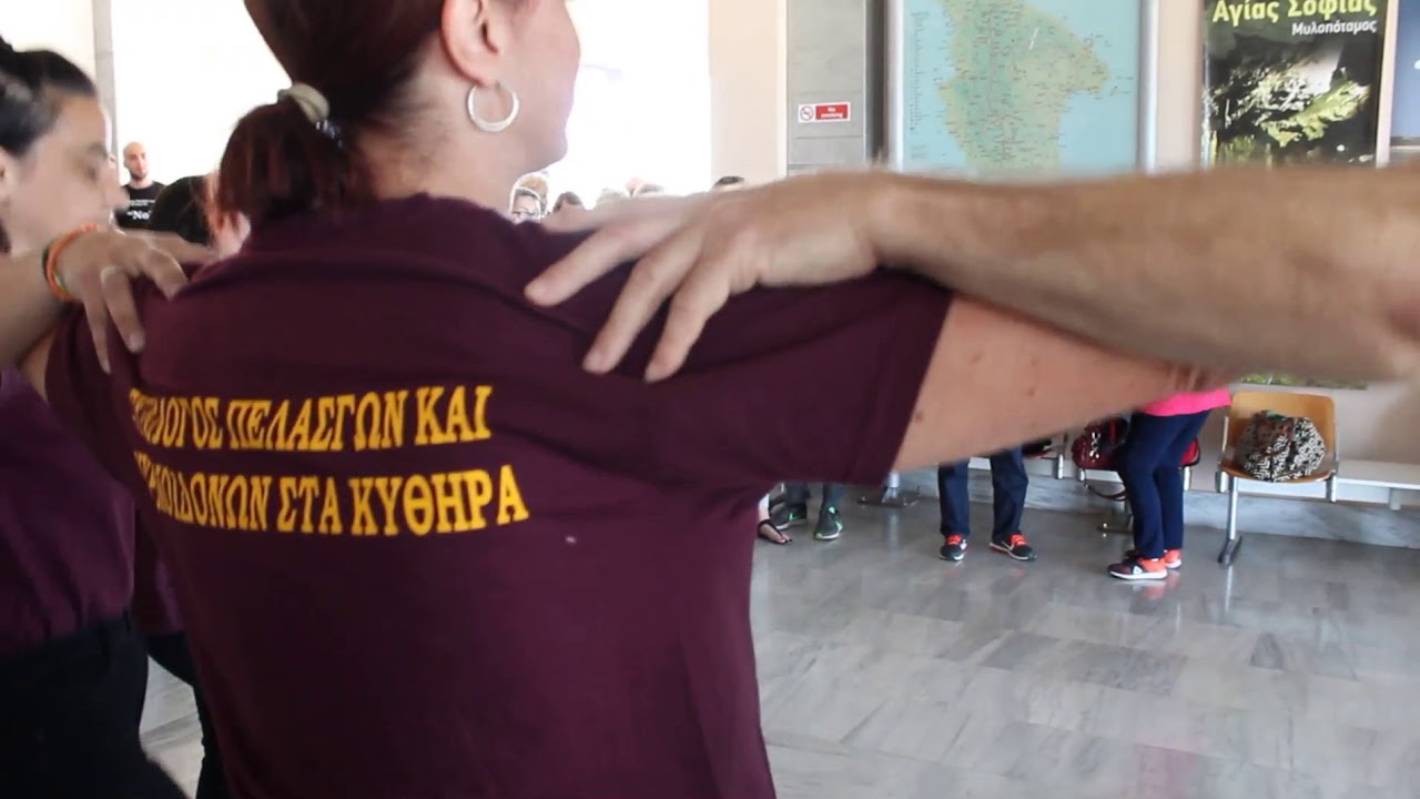 ΑΦΙΞΗ 81 ΤΣΕΧΩΝ ΤΟΥΡΙΣΤΩΝ ΣΤΑ ΚΥΘΗΡΑ.ΦΩΤΟ-VIDEO - YouTube