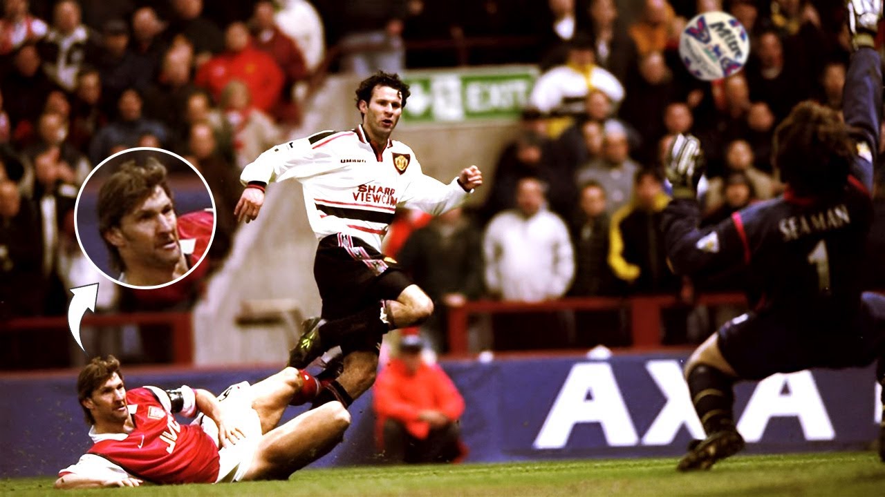 Ryan Giggs Moments of Genius 😵 - YouTube