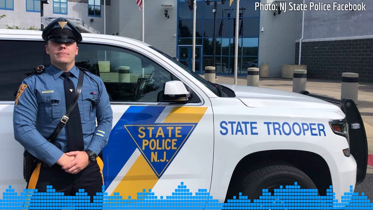 State Trooper acts fast and saves a life - YouTube