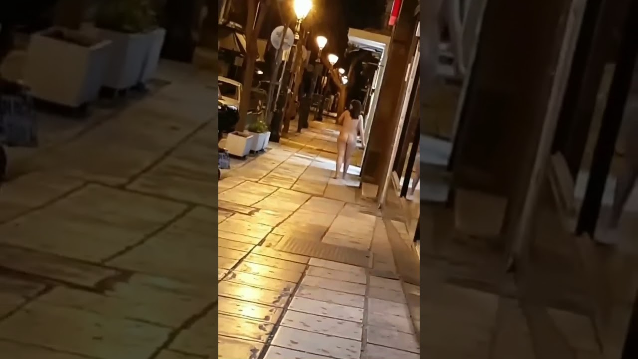 Γυμνή γυναίκα κυκλοφορεί στην πλατεία Αριστοτέλους Θεσσαλονίκης - YouTube