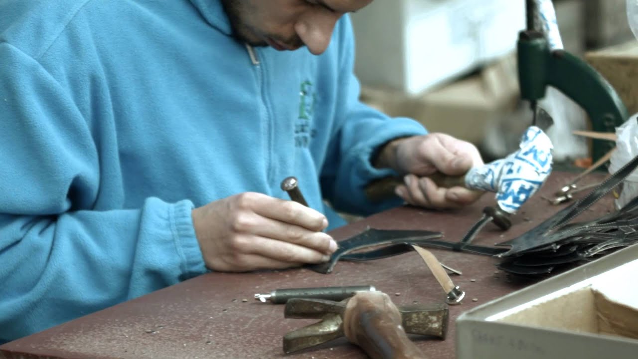 How Italian shoes are made - YouTube