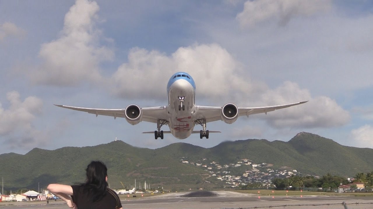 TUI Dreamliner Runway 28 take off SXM - YouTube