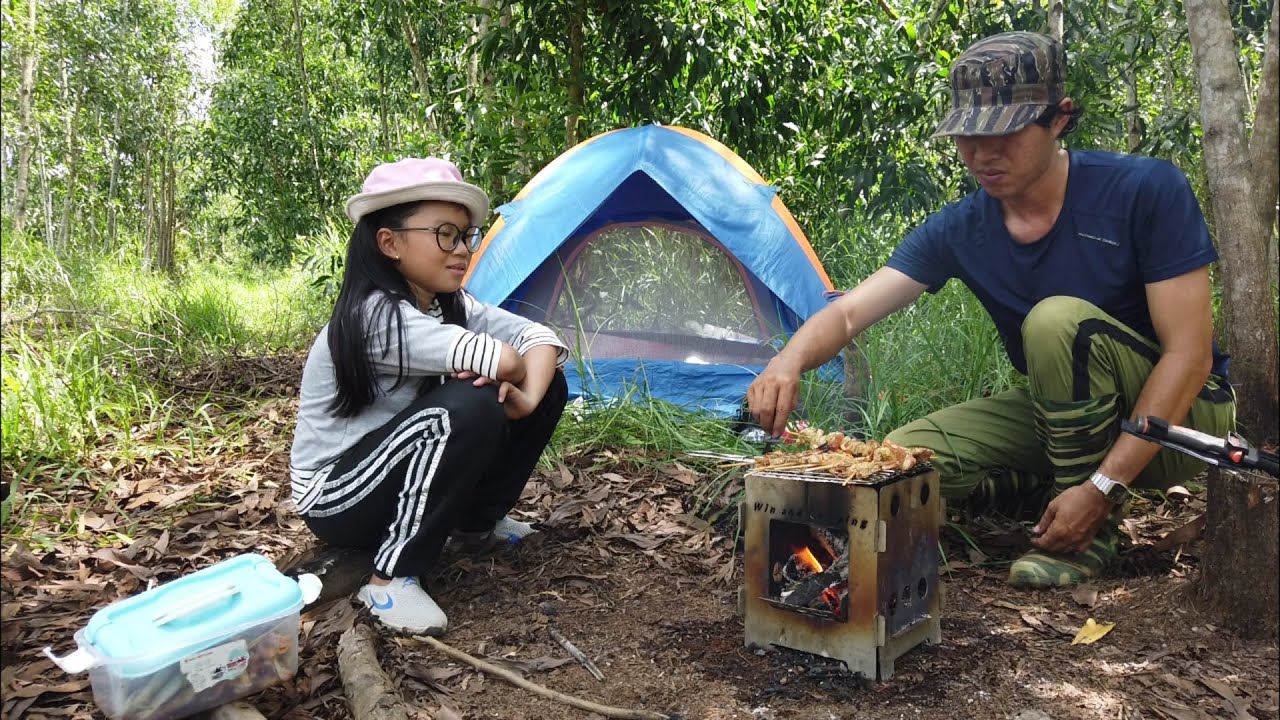 Bushcraft - Father show daughter how to bushcraft camping in the small ...