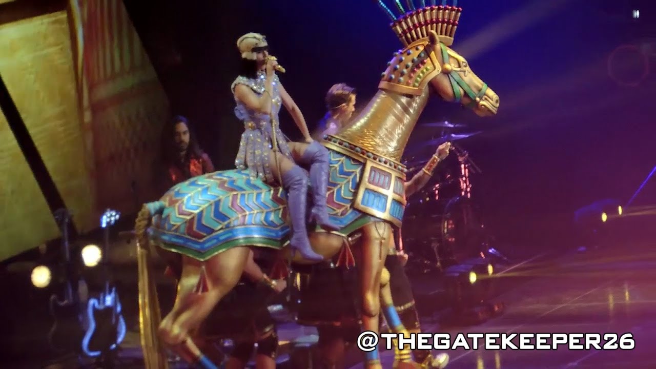 Katy Perry - Dark Horse [Live in Mexico City] - YouTube