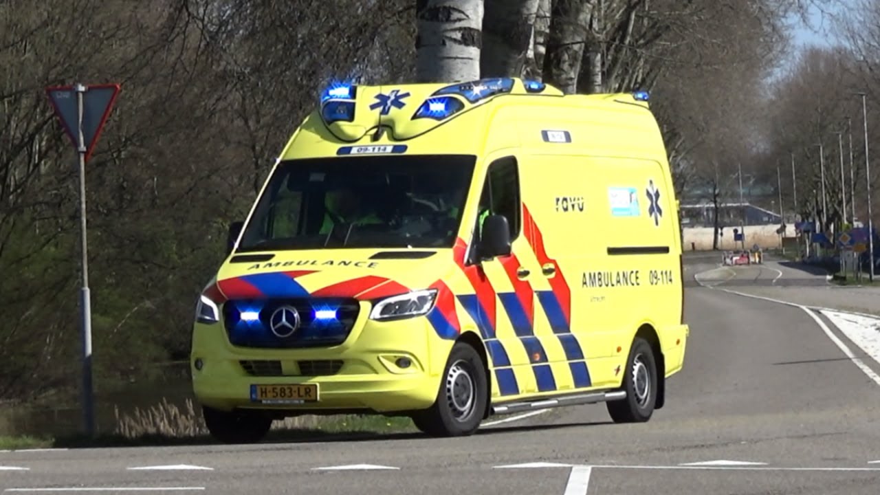 [Primeur, Nieuwe RAVU Ambulance] Verschillende Ambulances met spoed ...