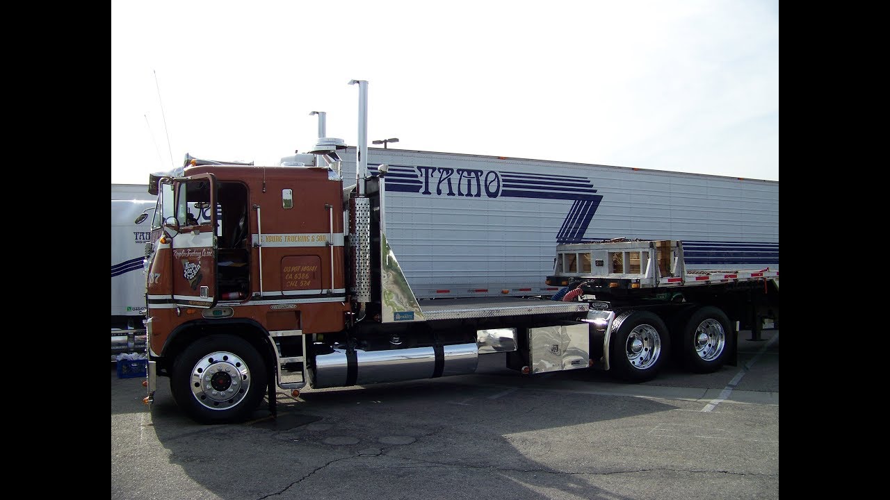 Walk-Around Of A 1984 Freightliner Cab-Over With A Stepdeck Trailer ...