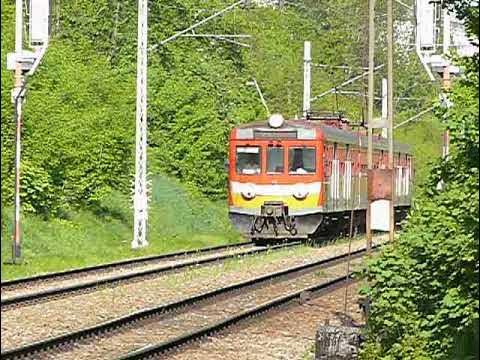 EN57-1129 przejazdem przez Kraków Łobzów - YouTube