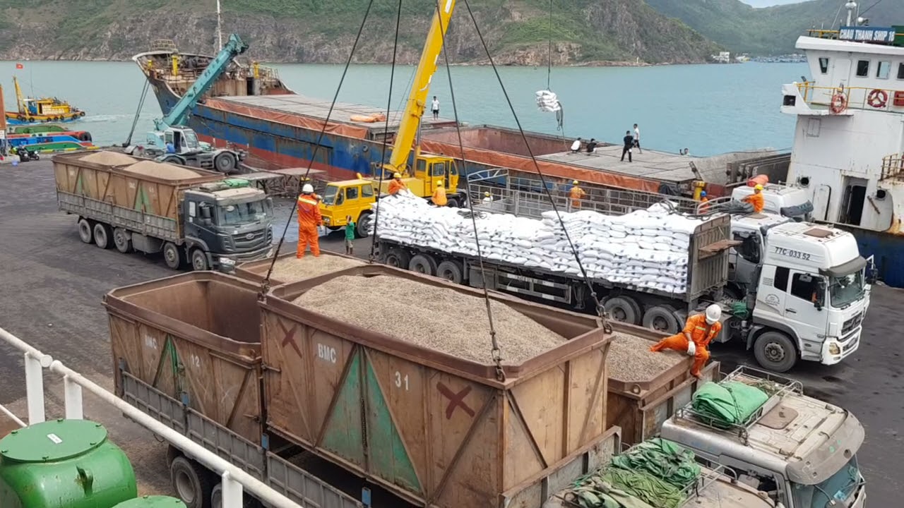 WOOD PELLETS LOADING IN OUR SHIP DAY 2 - YouTube