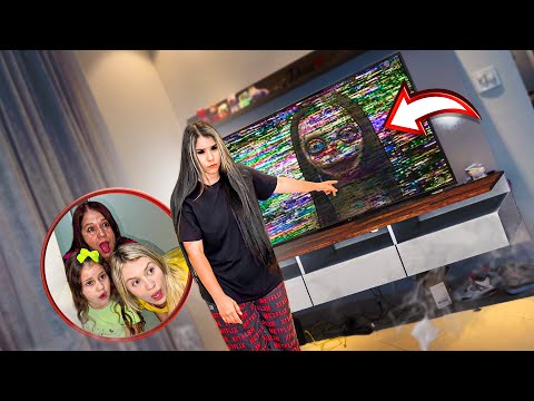 ENCONTRAMOS A LARISSA FALANDO COM A TELEVISÃO DE UM JEITO ESTRANHO! 