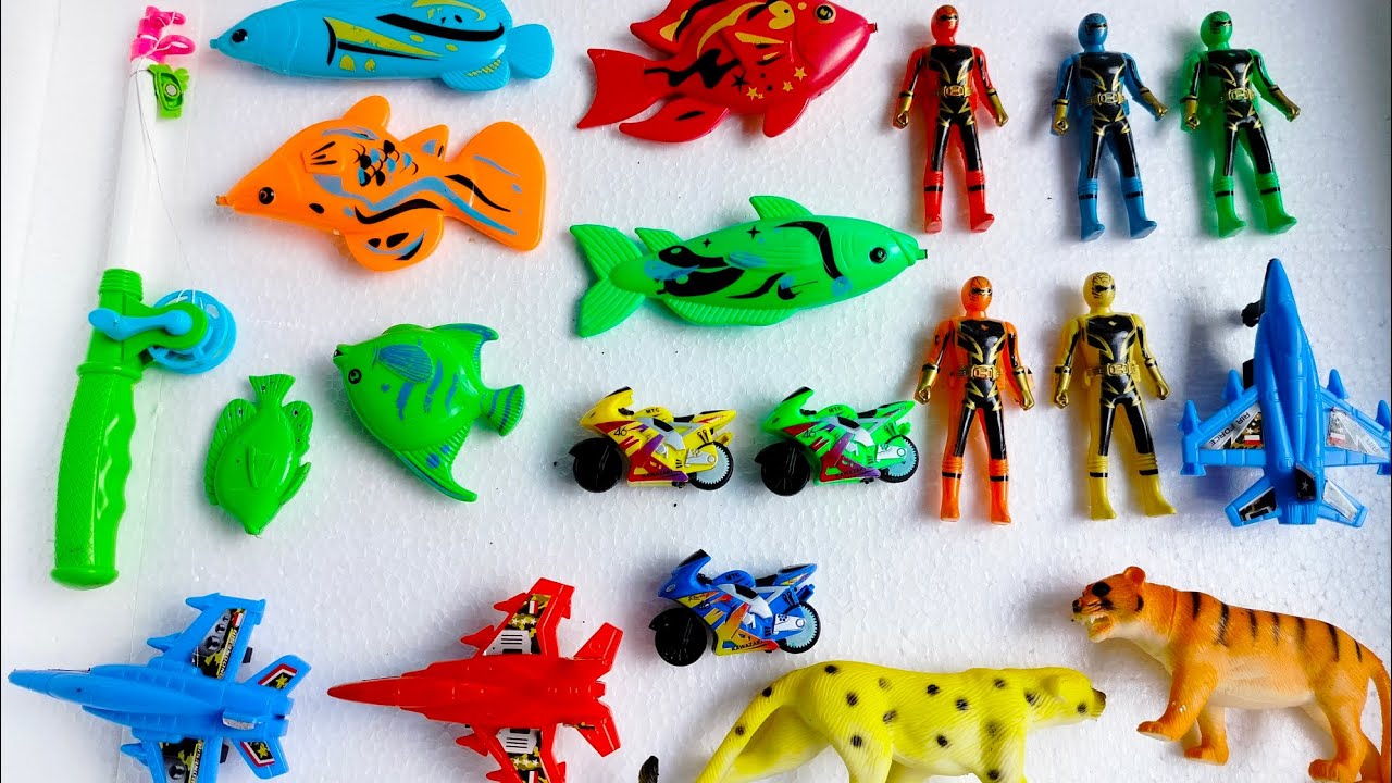 Find and clean toys, there are fish, heroes, power rangers and others ...