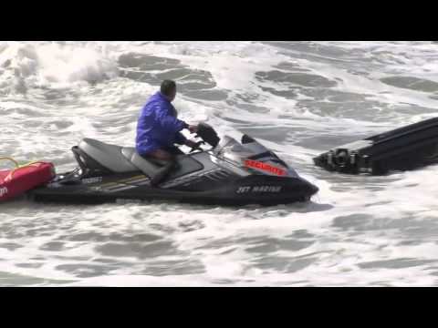 Jet ski flip over in the waves / jet se retourne dans les vagues - YouTube