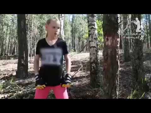 Yumrukla ağaç kesen kız