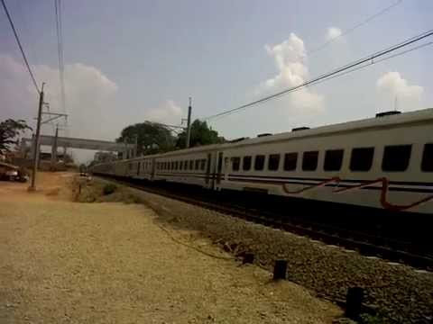 Kereta Api Cirebon Express (KA.65) melintasi Cibitung dengan tujuan ...