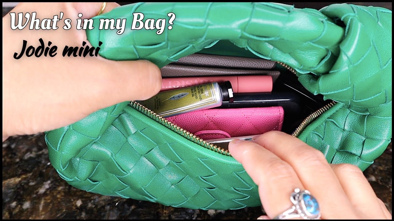 WHAT'S IN MY BAG 2021? FEAT. BOTTEGA VENETA JODIE MINI WITH MOD SHOTS ...