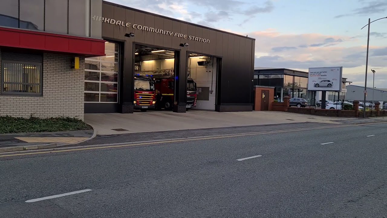 Merseyside Fire & Rescue Service - Kirkdale Reserve Pump & ALP Turnout ...