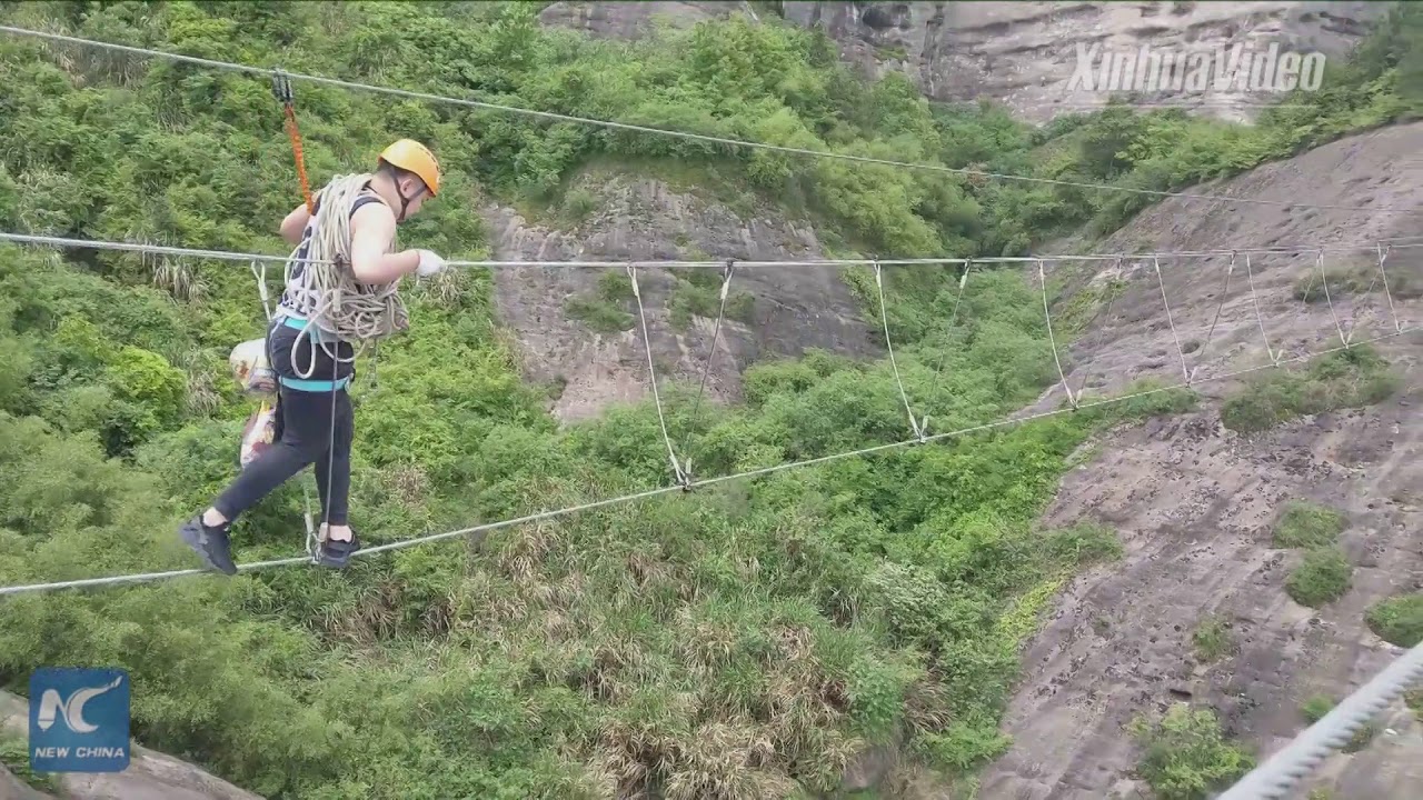 "Most extreme" pop-up shop on the side of a cliff in Hunan, China - YouTube