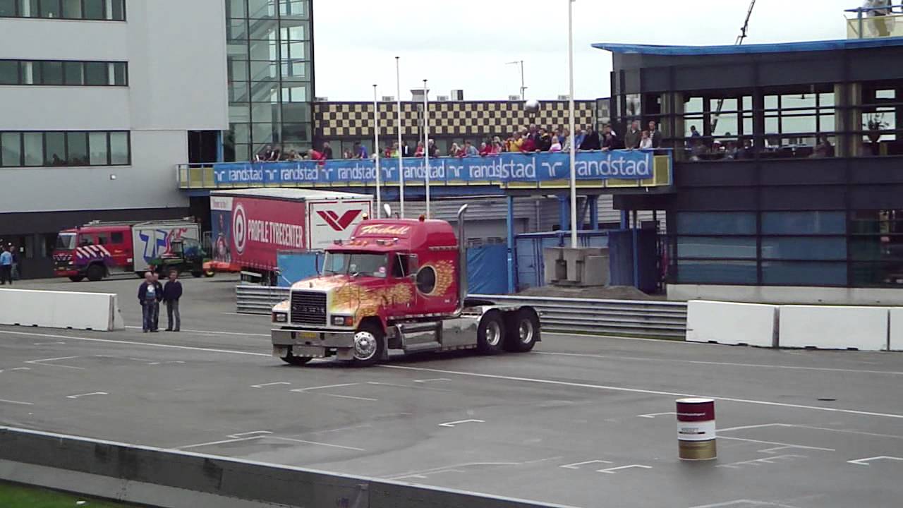 Scania v8 + US Truck @ Truckstar festival - YouTube