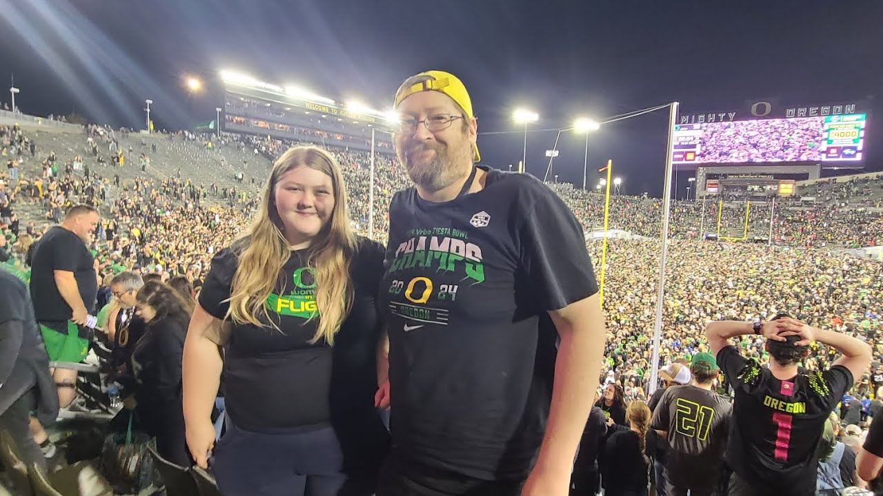 Oregon BEATS Ohio State, Oregon Ducks fans storm the field - YouTube