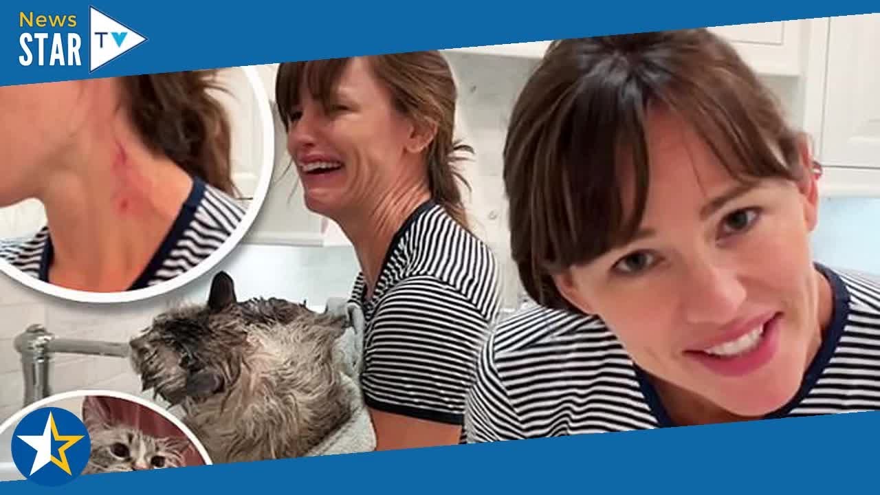 Jennifer Garner bathes her cat Moose after he had an accident in a ...