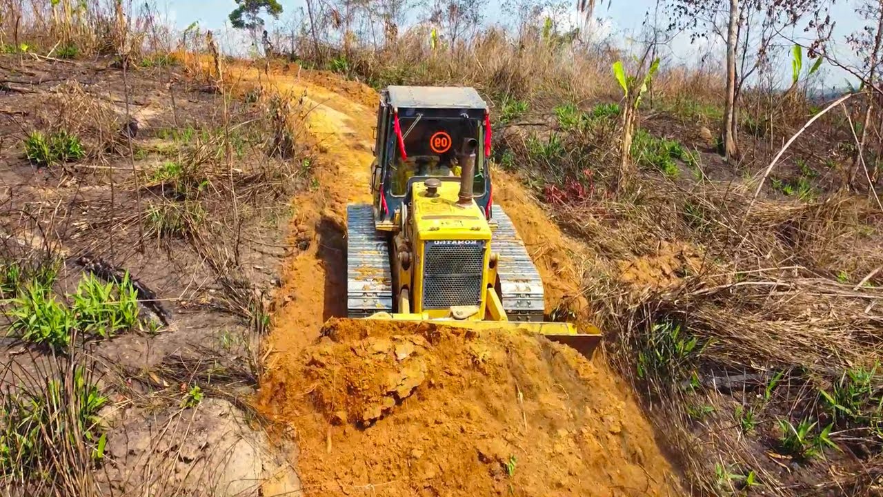 Powerful Bulldozer Cutting Through the Land – Satisfying Earthmoving ...