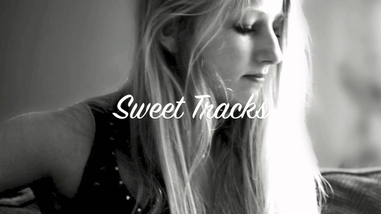 Happy - Pharrell Williams (Esther Turner Cover) - YouTube