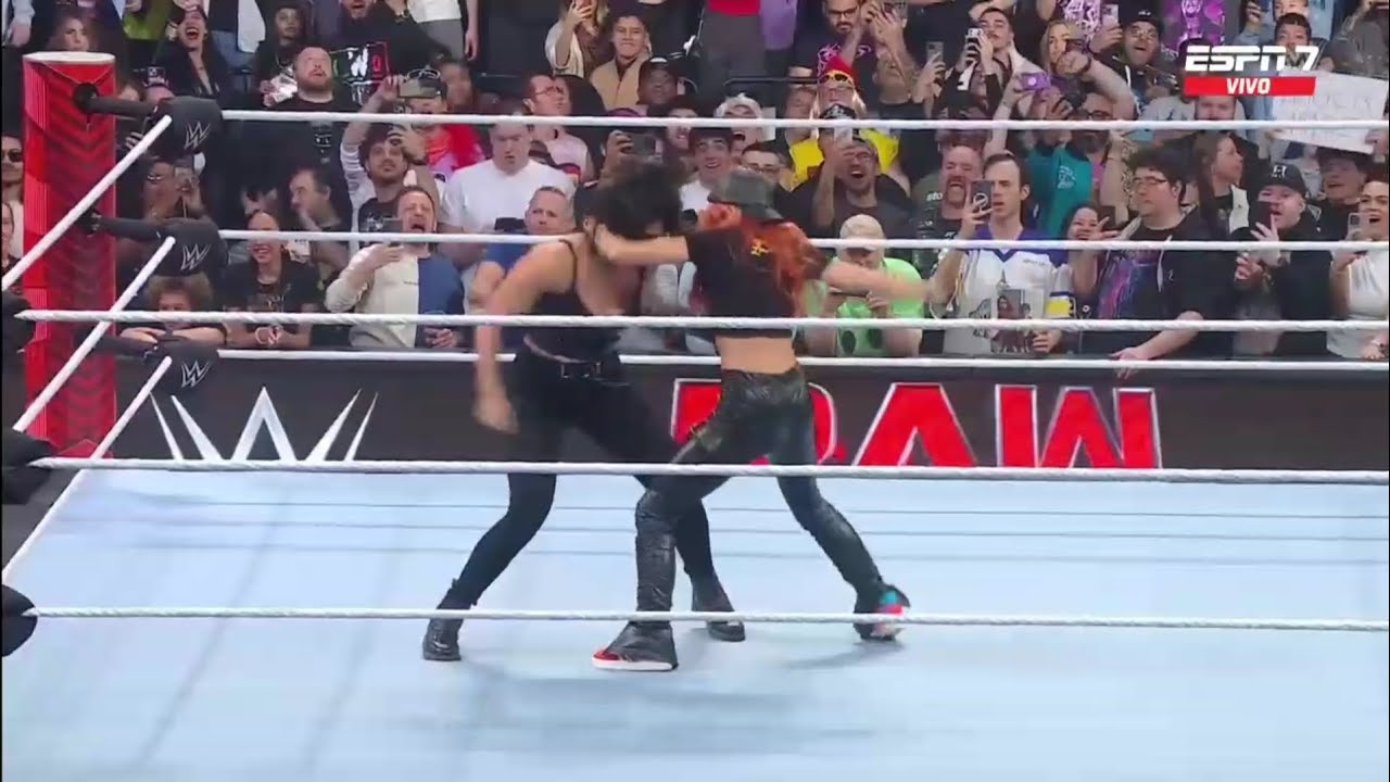 Becky Lynch y Rhea Ripley se atacan antes de WrestleMania 40 - WWE Raw ...